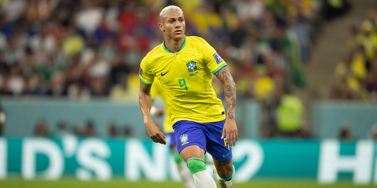 Richarlison brilha com a camisa 9 e Brasil vence a Sérvia na estreia Richarlison brilha com a camisa 9 e Brasil vence a Sérvia na estreia