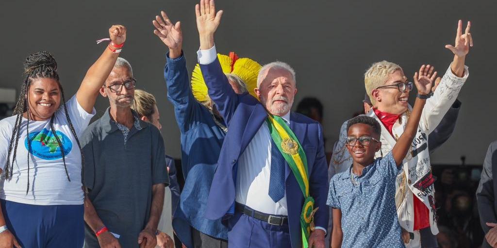 Lula sobe a rampa do Palácio e recebe faixa presidencial das mãos de ... Lula sobe a rampa do Palácio e recebe faixa presidencial das mãos de ...