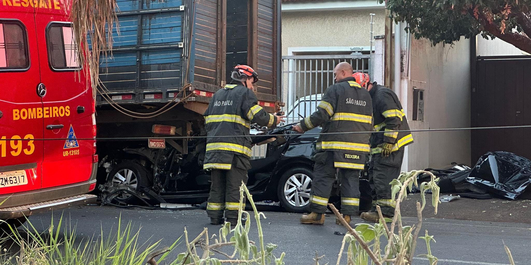 Motorista bate em caminhão estacionado e fica preso nas ferragens em ... Motorista bate em caminhão estacionado e fica preso nas ferragens em ...